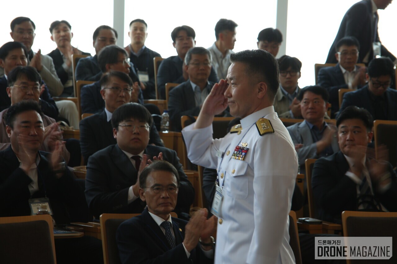 [포토] 경례하는 해군본부 김태훈 소장