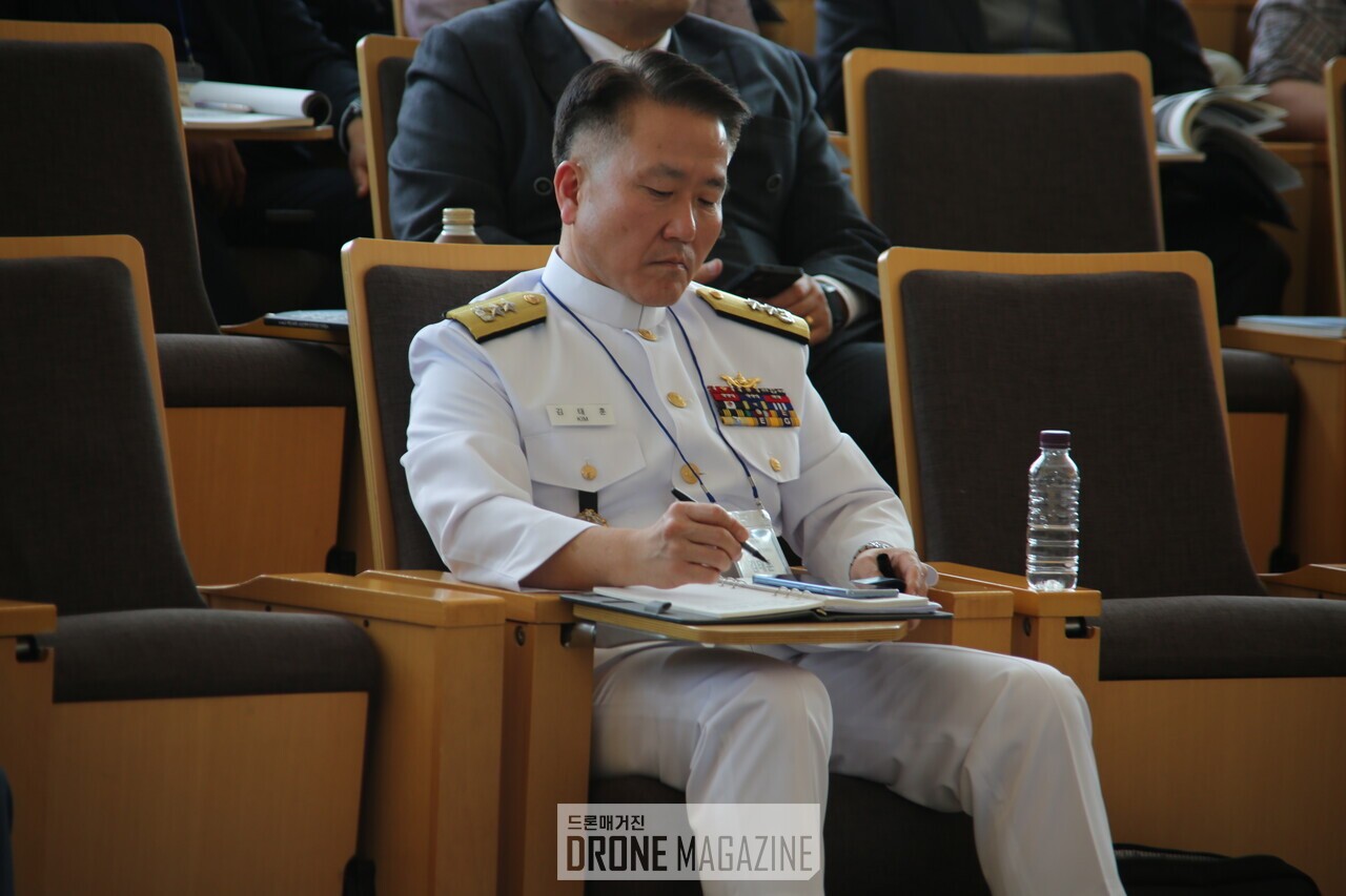 [포토] 메모하는 해군본부 김태훈 제독