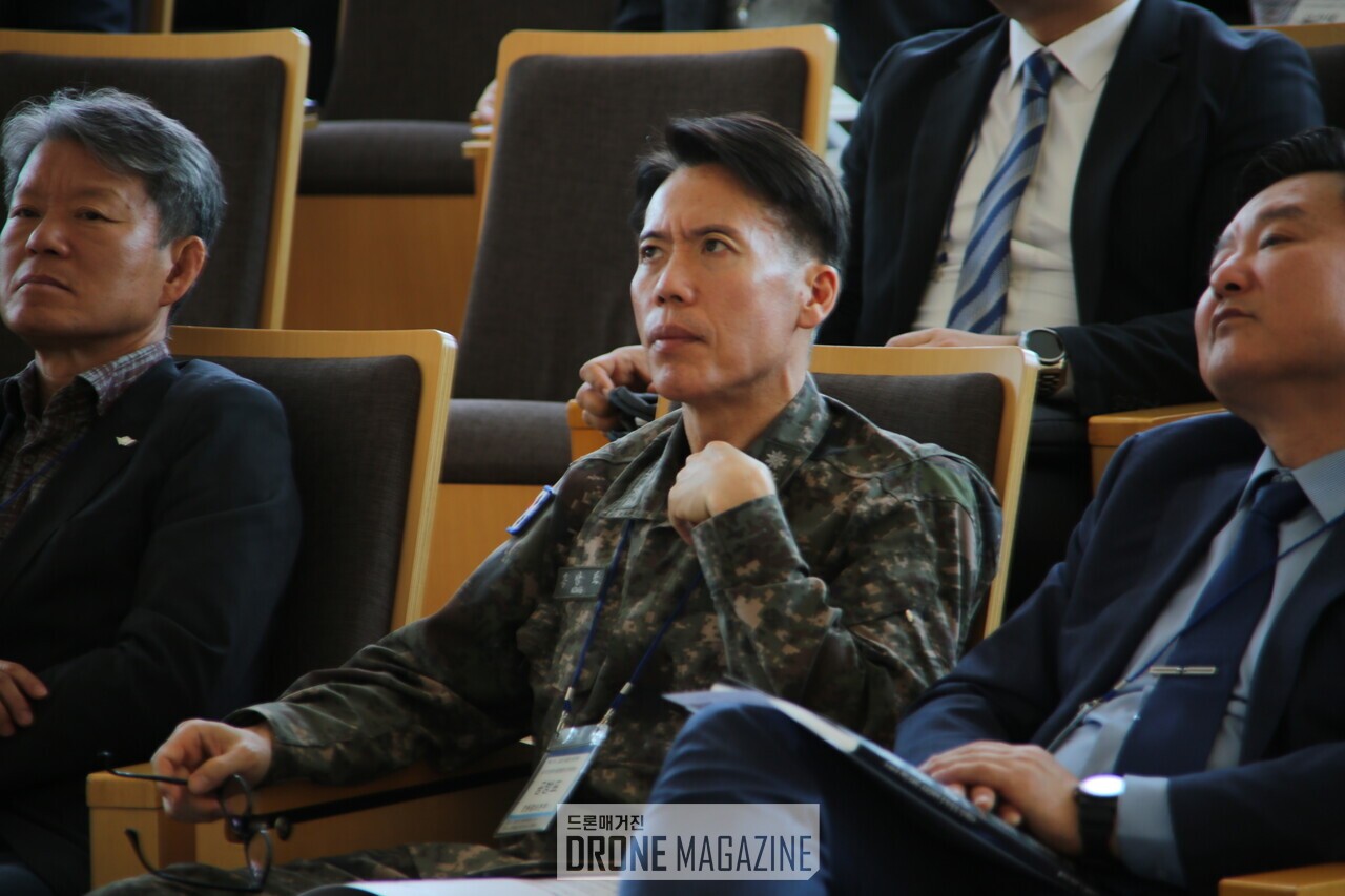 [포토] 발표 듣는 해군 관계자