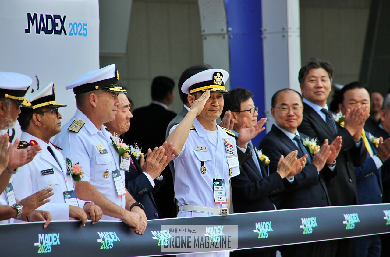 [MADEX 2025] 경례하는 양용모 해군참모총장