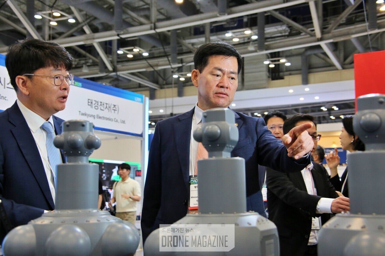 [MADEX 2025] 기업 둘러보는 석종건 방위사업청장