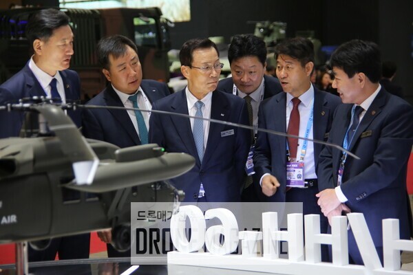 [ADEX 2025] 대한항공 부스 찾은 LIG넥스원 신익현 대표